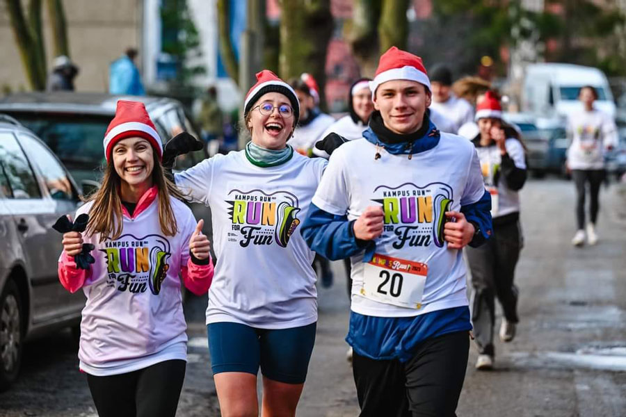 Run for Fun. Several hundred people running together round the campus ...